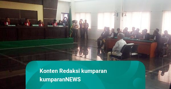 Buni Yani Disambut Pekik Takbir Hadapi Vonis Hakim | kumparan.com